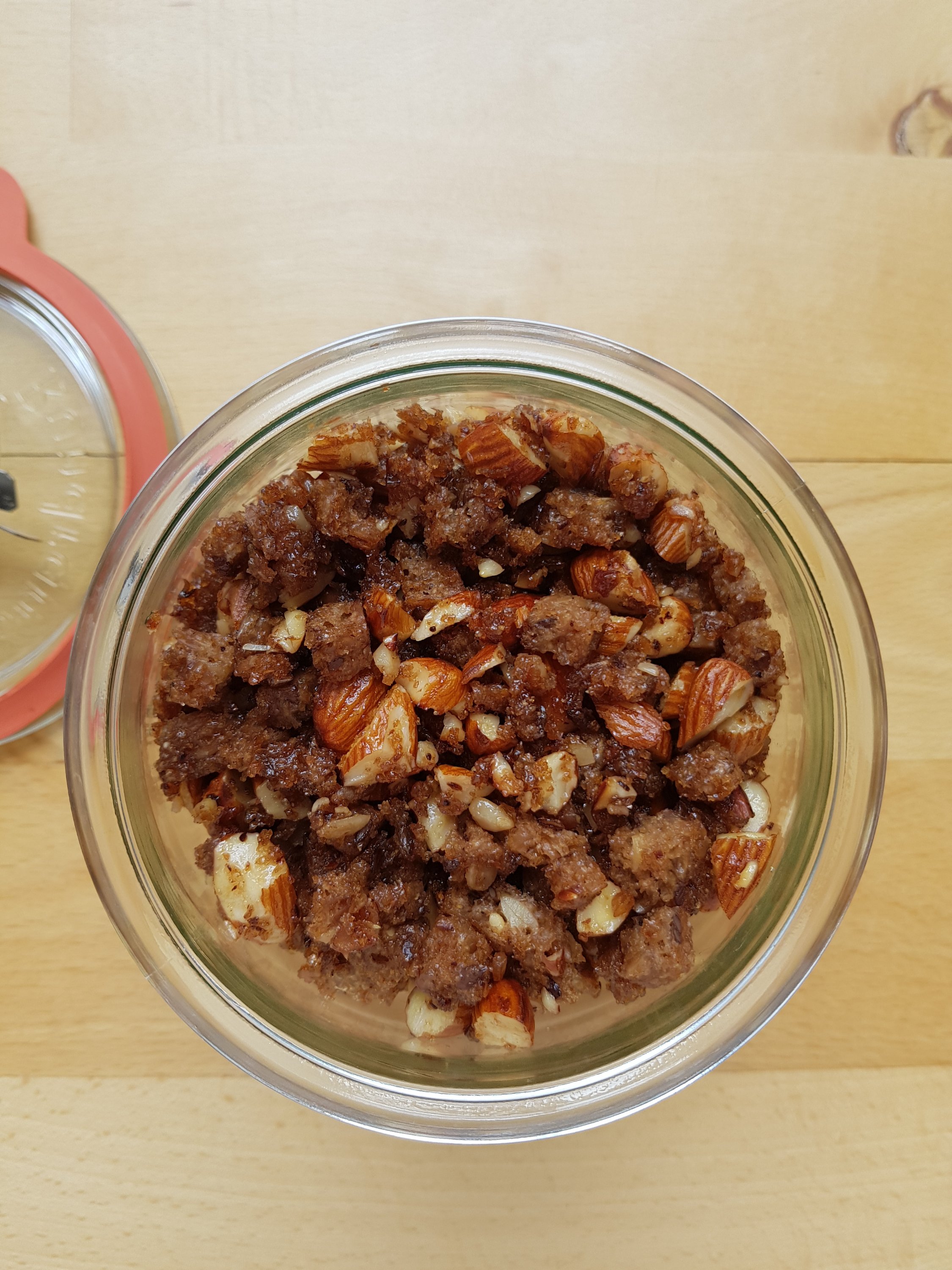 Lækker og nem opskrift på hjemmelavet rugbrødscrumble